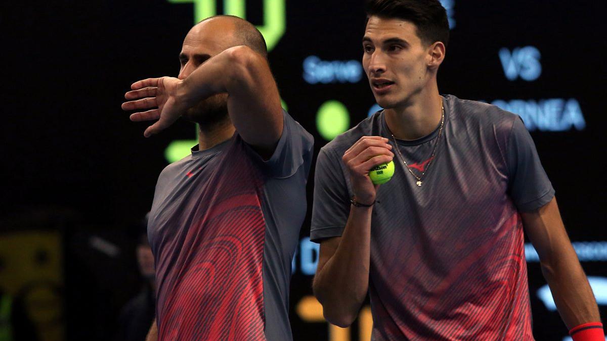 Victor Cornea i-a învins la dublu pe frații Tsitsipas, în turneul de ...