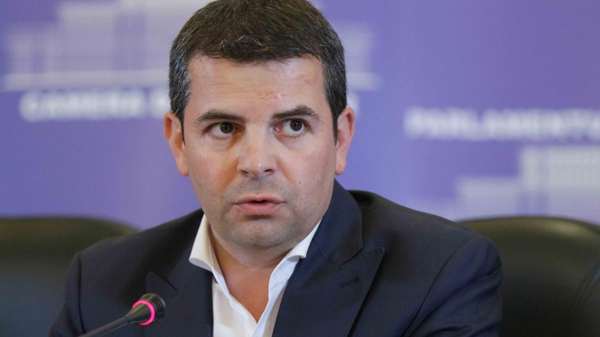 Deputatul PNL Daniel Constantin a vorbit doar 25 de secunde în patru ...