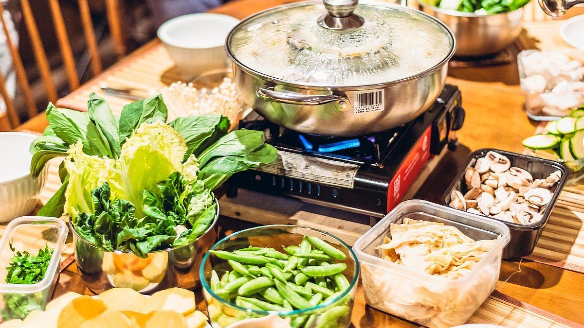 3 rețete de salate calde pentru vremea rece