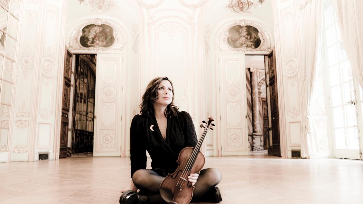 Camerata Regală, violonista Sarah Nemțanu și dirijorul polonez Jacek ...