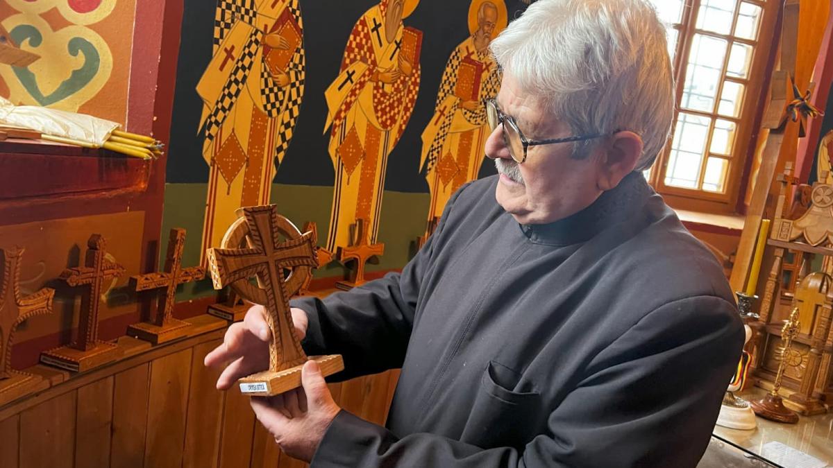 Suferința, moartea și viața: Povestea crucii, spusă în lemn de cireș de ...