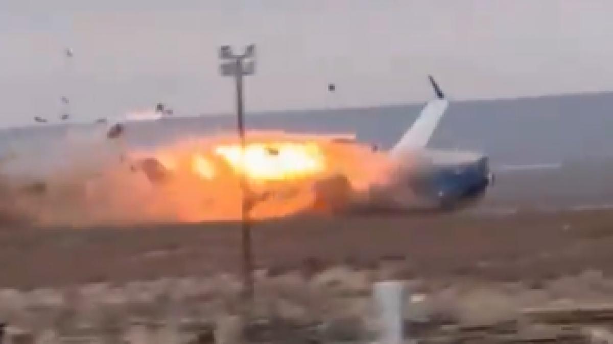 Imagini șocante! Un avion de pasageri s-a prăbușit în Kazahstan. Au ...