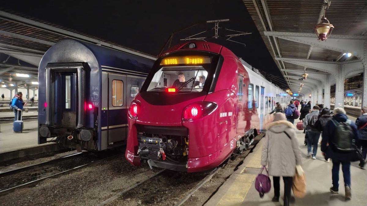 12 trenuri noi în dotarea FR Călători. Rutele pe care vor circula ...