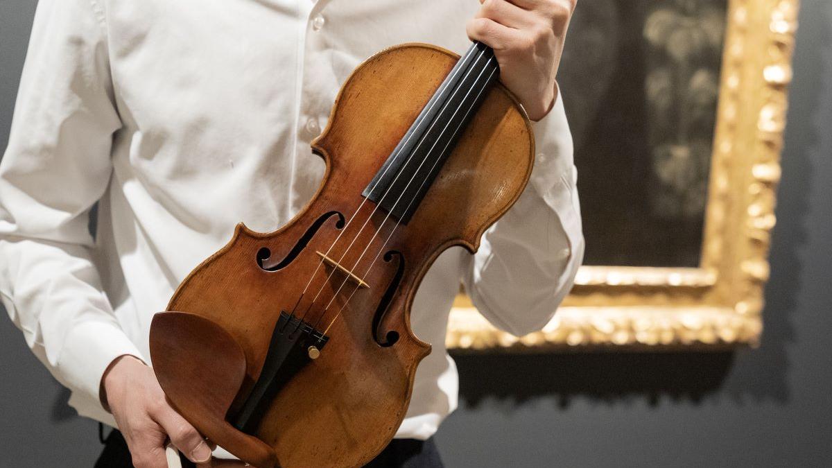 Vioară Stradivarius veche de trei sute de ani, vândută pentru 11 ...