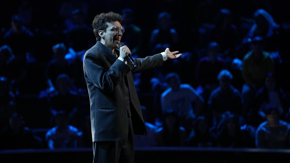 Un tânăr diagnosticat cu tulburare de spectru autist ridică în picioare ...