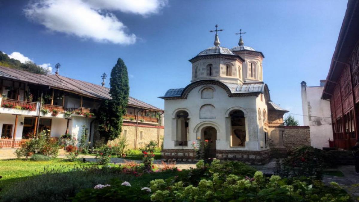 Biserica dintre stânci, veche de 400 de ani, ctitorită de Matei Basarab ...