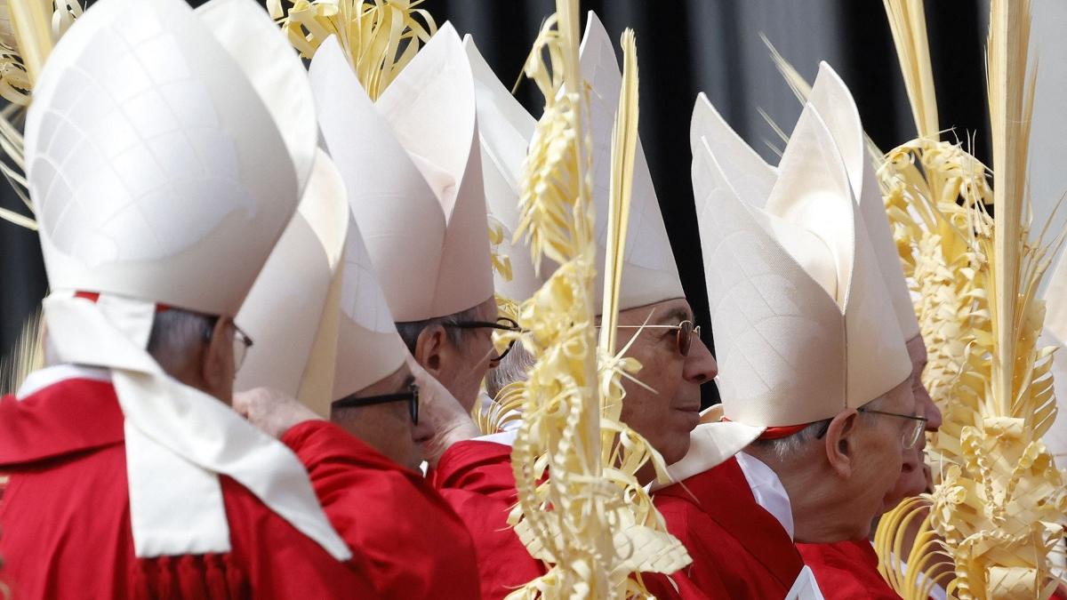 Limba română: Ce înseamnă cuvântul „conclav”