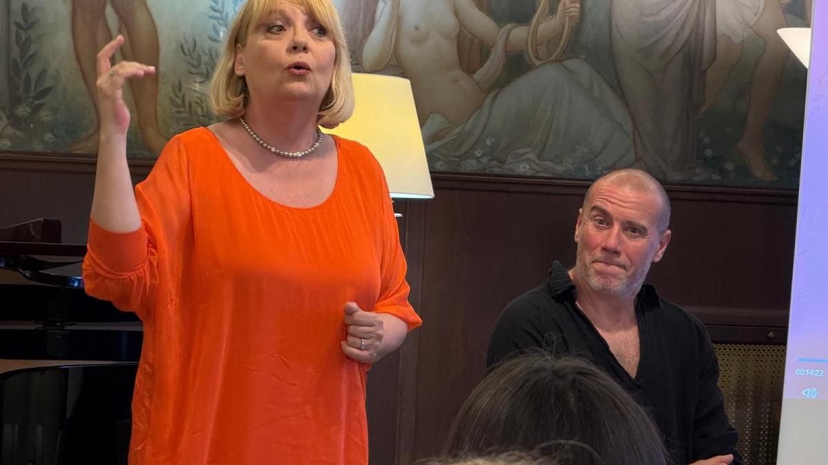 Aplauze pentru poet pe scenă...în Spania, cu actorii Emilia Popescu ...