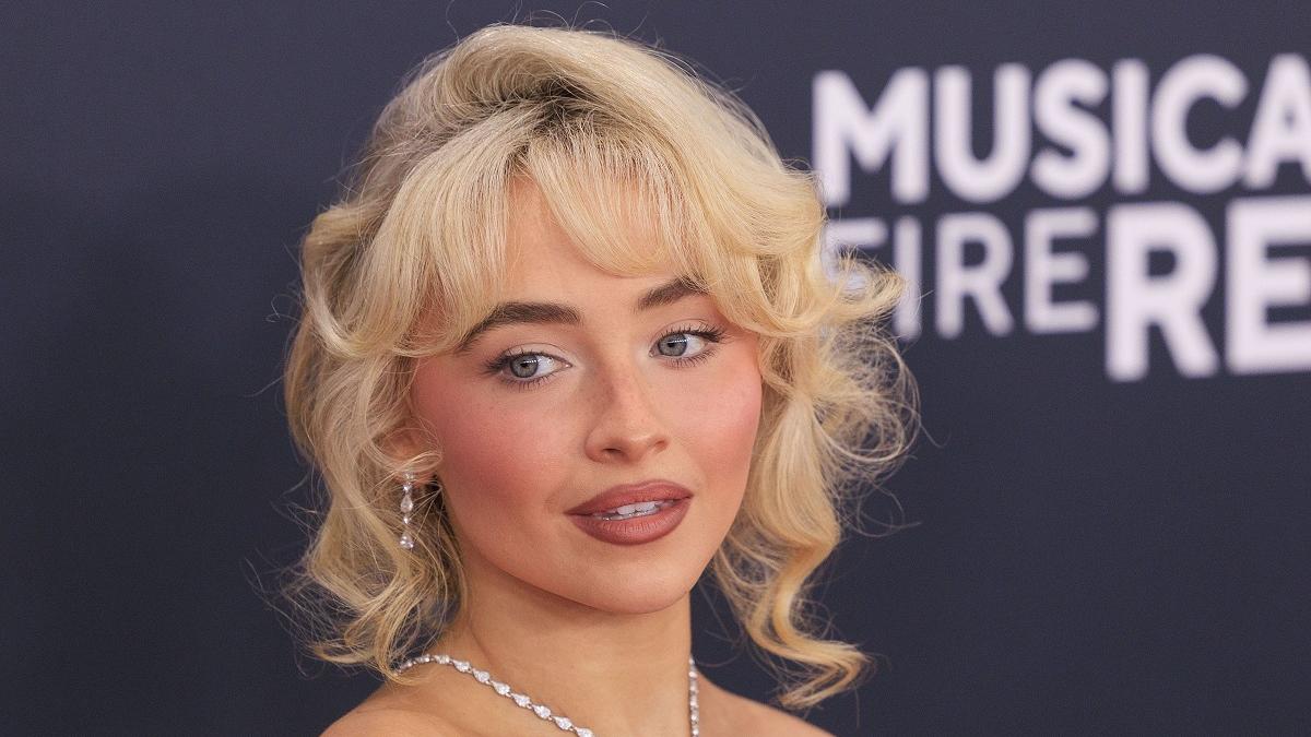 Carly Simon o apără pe Sabrina Carpenter, criticată pentru coperta ...
