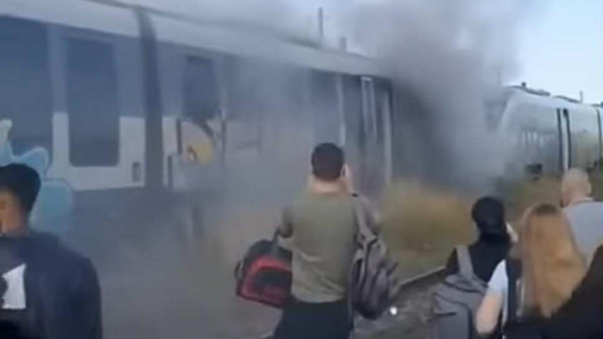 UPDATE Un tren Săgeata Albastră a luat foc. Aproximativ 90 de oameni se ...