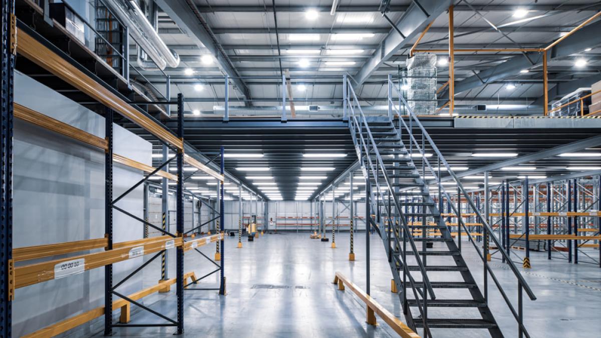 Cum să optimizezi iluminatul în spațiile industriale? 4 sfaturi și soluții eficiente