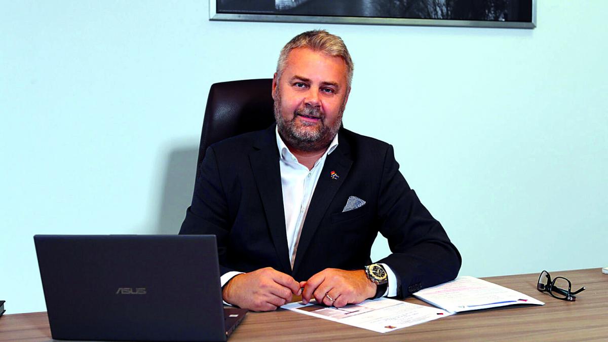 Ministrul Miruță laudă un director din subordine care și-a „tăiat ...