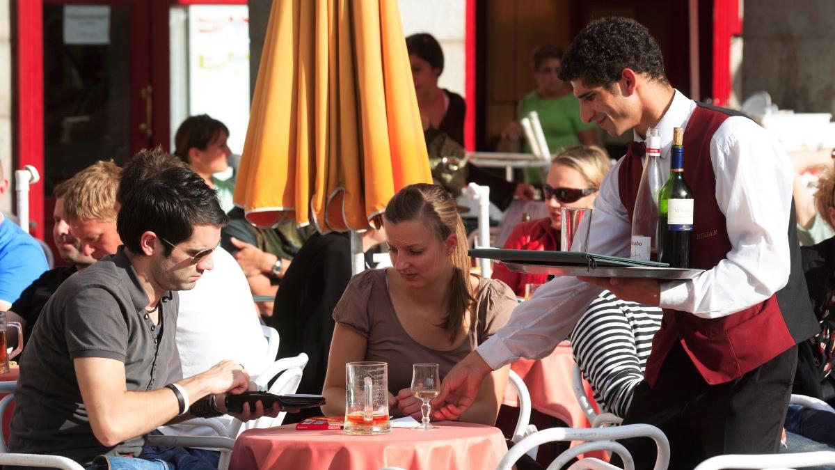 Semnificațiile subtile ale unui gest banal. Ce înseamnă când ajuți un ...