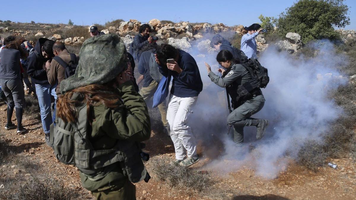 Israelienii îi alungă pe palestinieni din Cisiordania. Coloniștii i-au ...