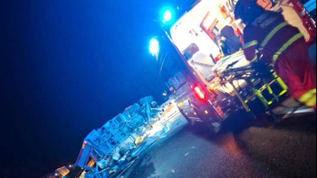 O autospecială de pompieri s-a răsturnat în Argeș. 5 Salvatori au ajuns ...