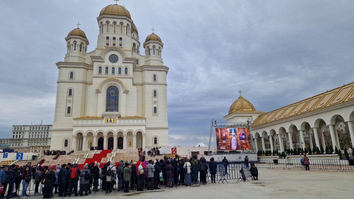 REPORTAJ: Ultima noapte de închinare în coada „legionarilor”