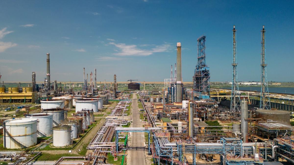 Protest la Rafinăria Petromidia: zeci de angajați cer creșteri salariale