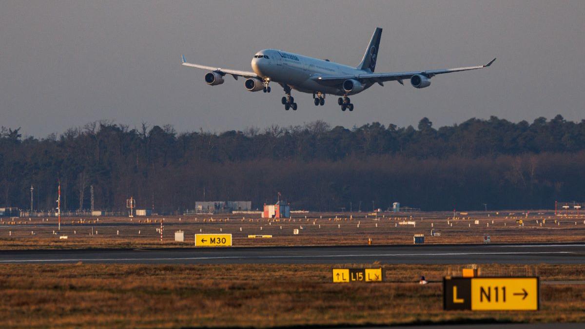 Fiica lui Victor Ponta, dată jos din avionul spre România. Fostul ...