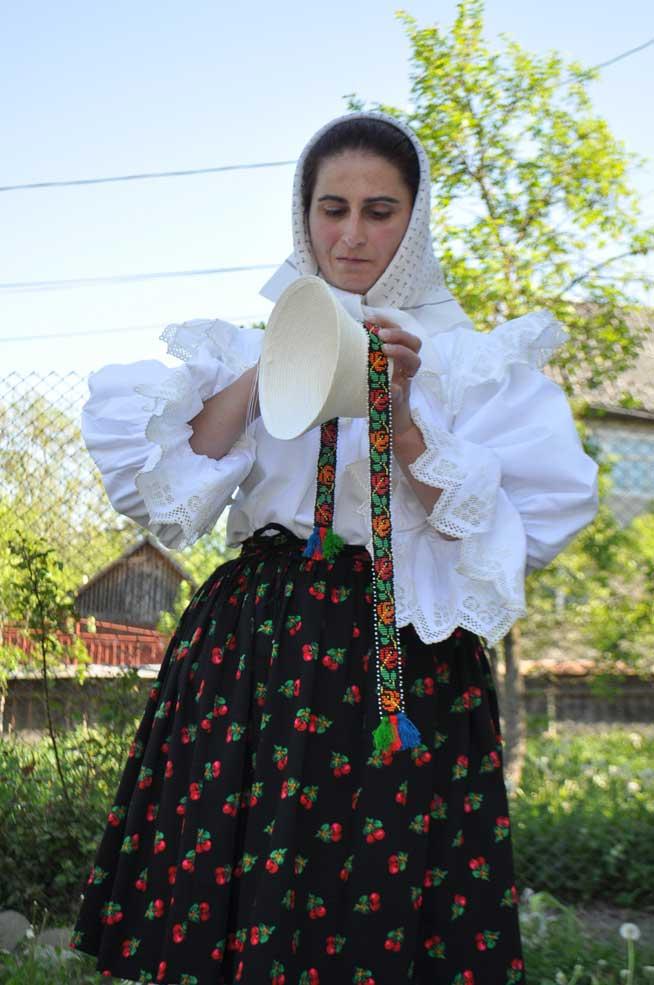 “Adu-mi clopu’ să mă-mbrac!”. Povestea primei femei meşter-de-clopuri ...