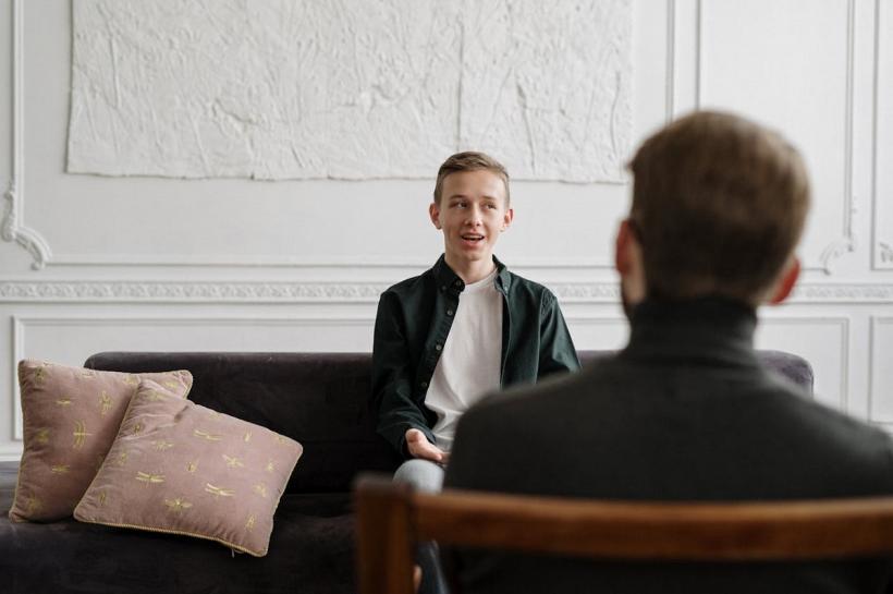 Adolescenții de 16 ani ar putea merge singuri la psiholog