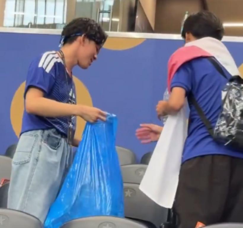 Lecție de respect la Cupa Mondială: Suporterii Japoniei au curățat ...
